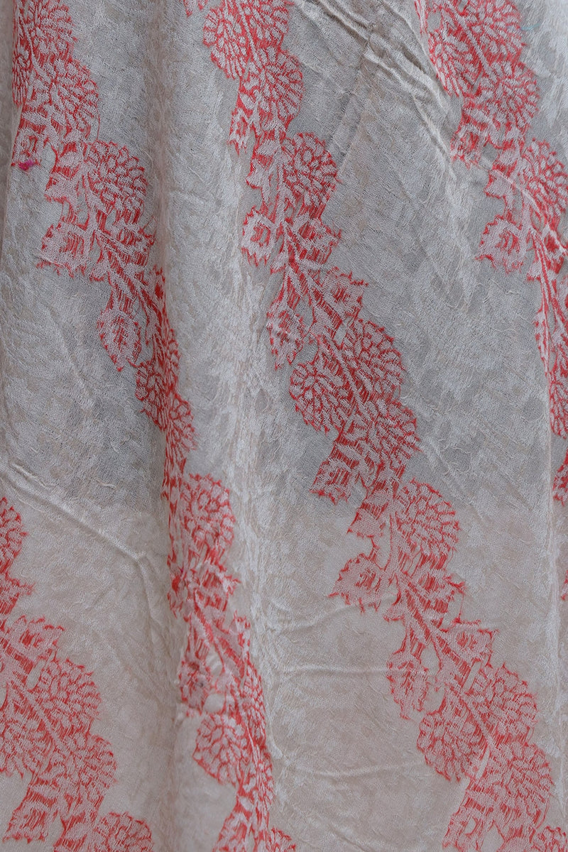 Diagonal kani design using fawn and red colour add up the designer