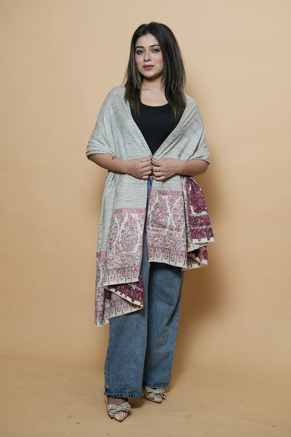 White colour kani shawl with kani style bold and dense border gives